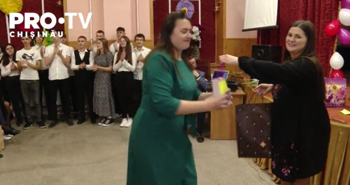 Si-au impartit daruri si imbratisari - asa au decis sa sarbatoareasca ...