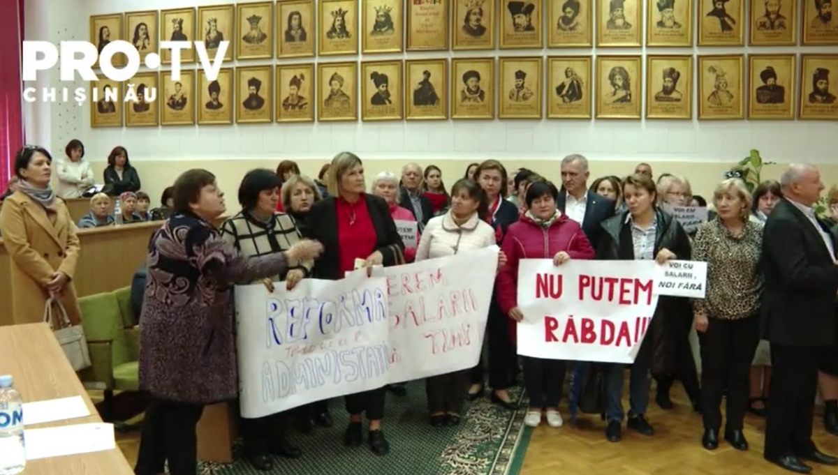 Scandal la Criuleni. Mai multi profesori si functionari publici au ...