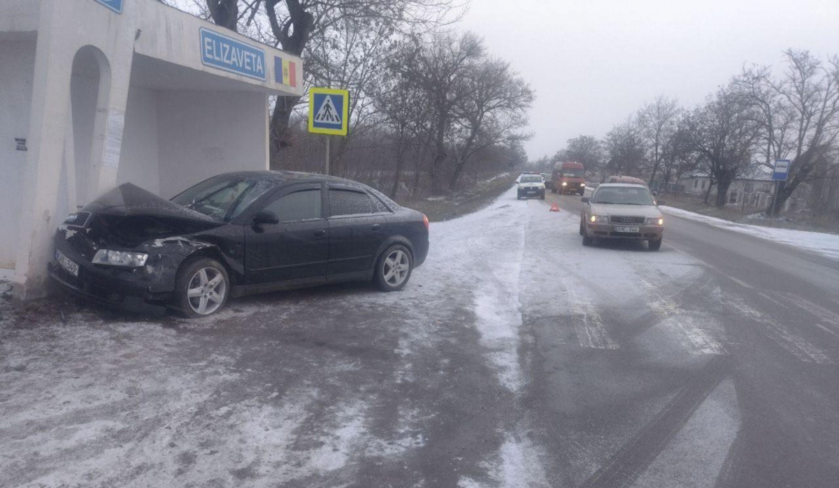A ajuns cu masina intr-o statie de asteptare. Isprava unui sofer de la ...