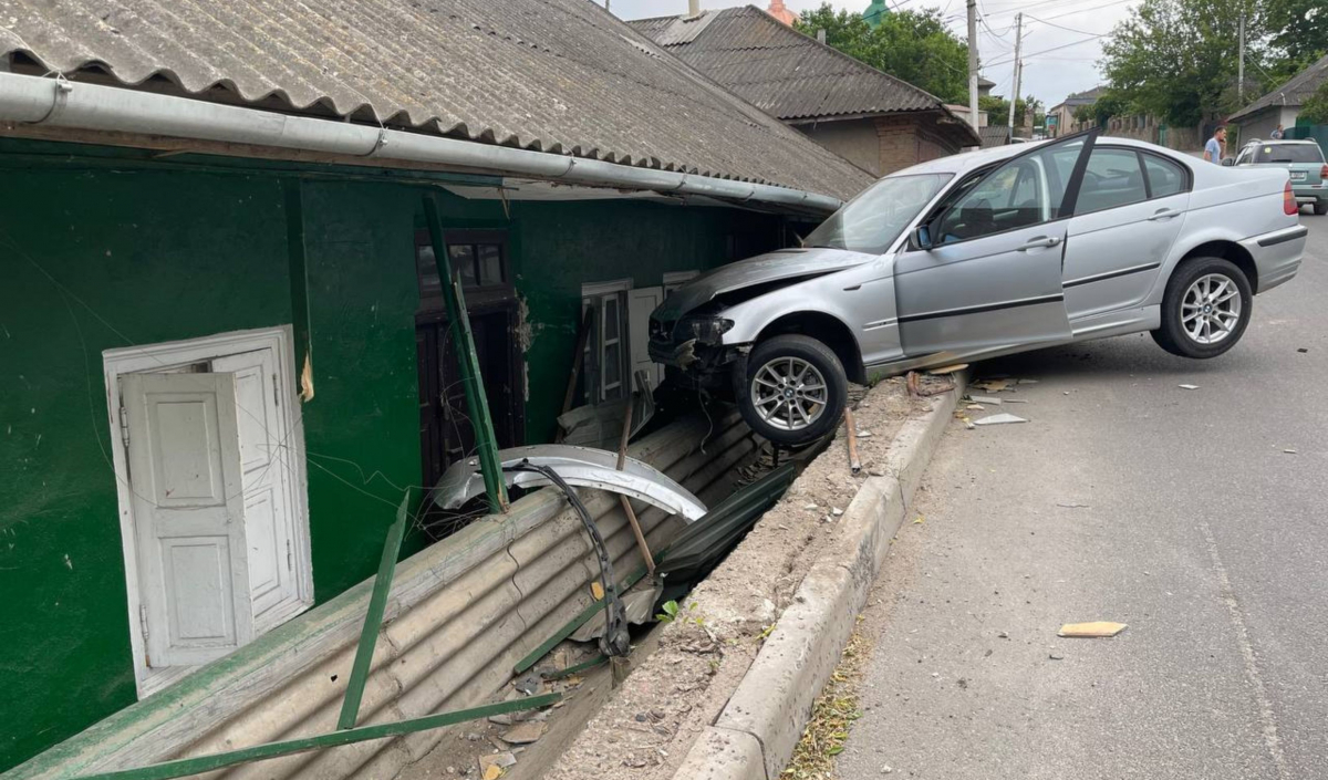 Accident la Soroca. Un sofer a ajuns cu masina in gardul unei ...