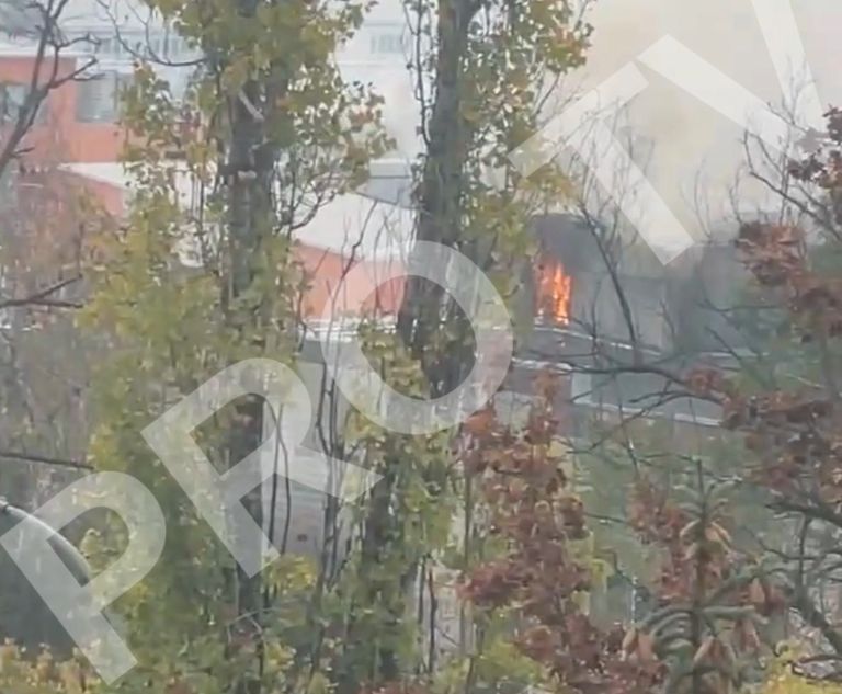 Incendiu izbucnit la un depozit din capitala. 8 echipaje de salvatori ...