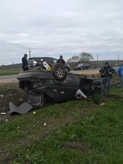 Accident la Telenesti. Un automobil s-a rasturnat, dupa ce soferul a ...