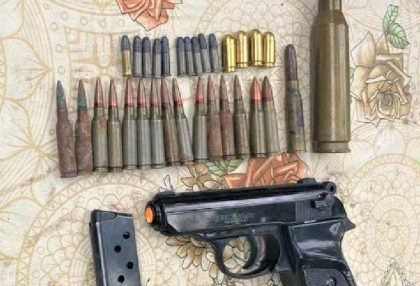 Alcool contrafacut, arme si mai multe cartuse detinute ilegal - gasite ...