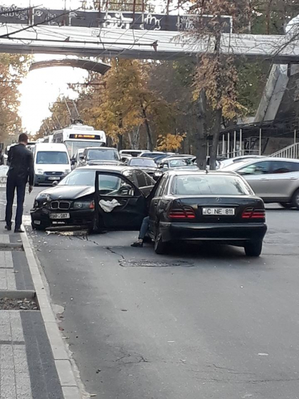 Accident pe strada Puskin din capitala. Doua masini sau ciocnit violent ...