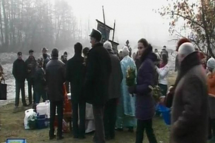 Traditii si obiceiuri de Boboteaza: In Romania, aruncatul dupa cruce s ...