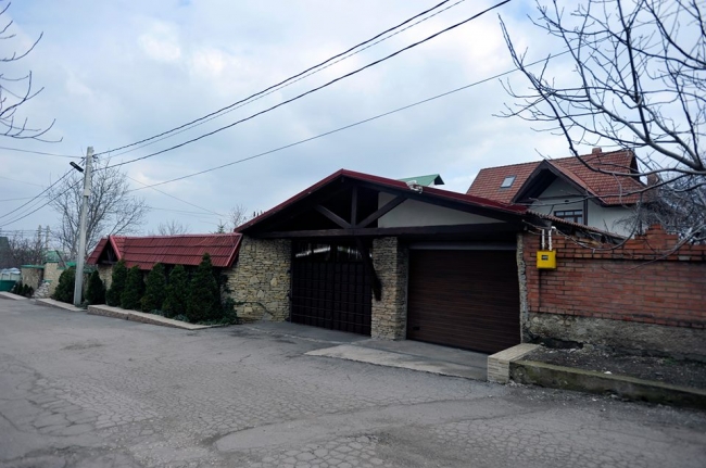 Cum arata casa ministrului Agriculturii, Eduard Grama, retinut in ...