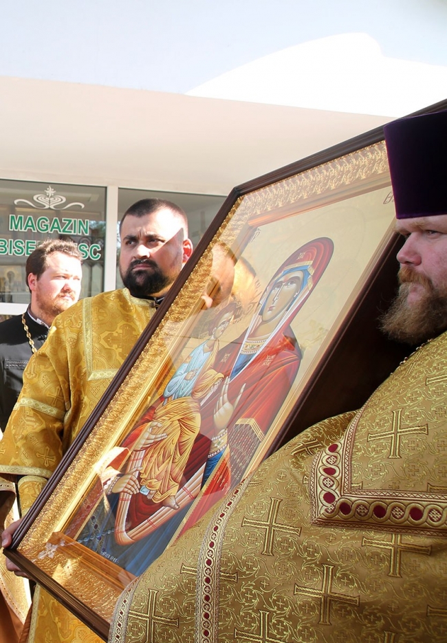 O copie a icoanei Maicii Domnului "Cu trei maini", numita si Icoana ...