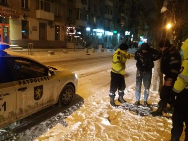 Un barbat de 24 de ani a fost retinut pe o strada din capitala cu doua ...