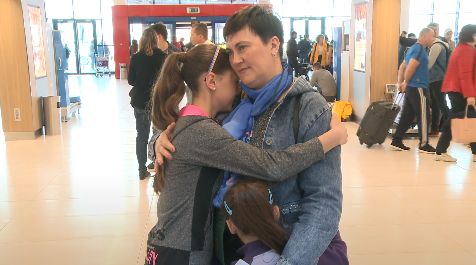 Imbratisari lungi pe Aeroportul International Chisinau. Pentru ca ...