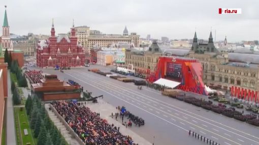 Tehnica de lupta si soldati rusi au defilat astazi in Piata Rosie ...
