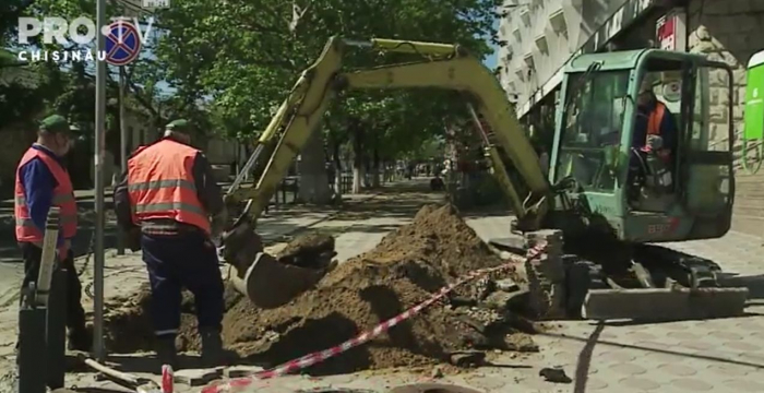 Primaria capitalei a lasat balta reparatia pe doua strazi importante ...
