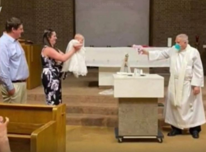 Un preot din SUA si-a uimit enoriasii, dupa ce a botezat un bebelus ...