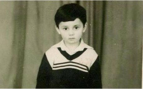 Recunosti vedeta? Acum e un prezentator TV celebru