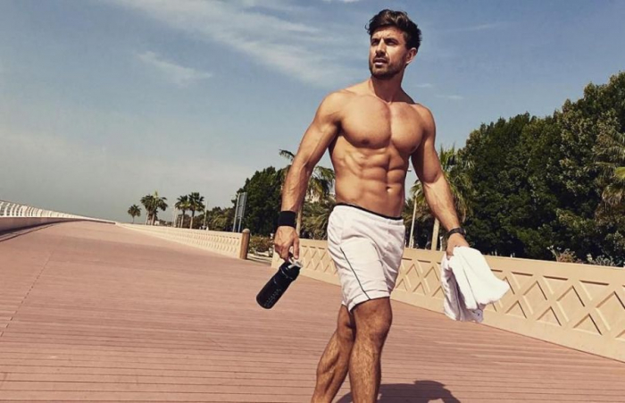 Fotomodelul Victor Suiu se bronzeaza pe plaja de la Lacul Comsomolist ...