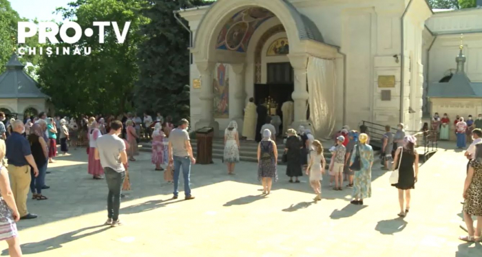 La biserici oamenii s-au inghesuit unul langa altul sub copaci. Pe o ...