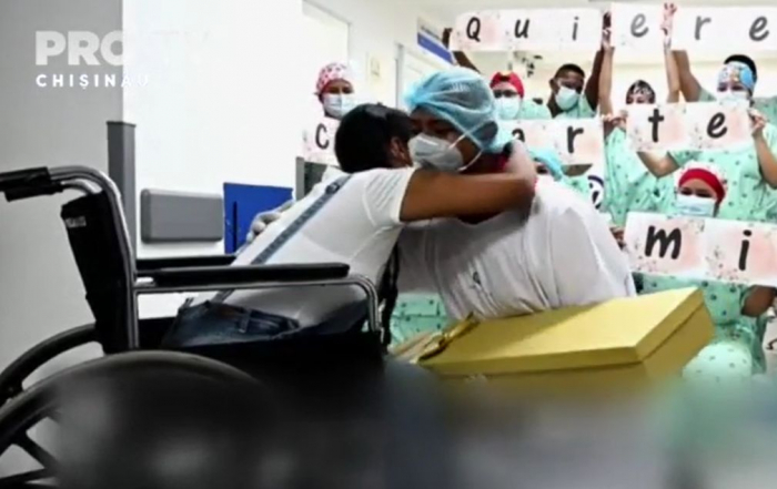 Un barbat si-a cerut in casatorie iubita pe holul spitalului unde ...