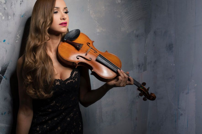 Trebuia sa iasa la cina in acea seara, dar nu s-a simtit bine si a ...