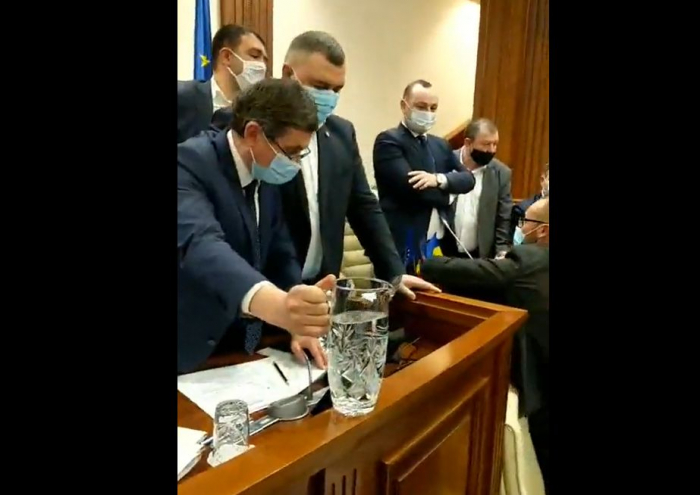 Momentul in care Igor Grosu ii stropeste cu apa pe socialisti, iar ...