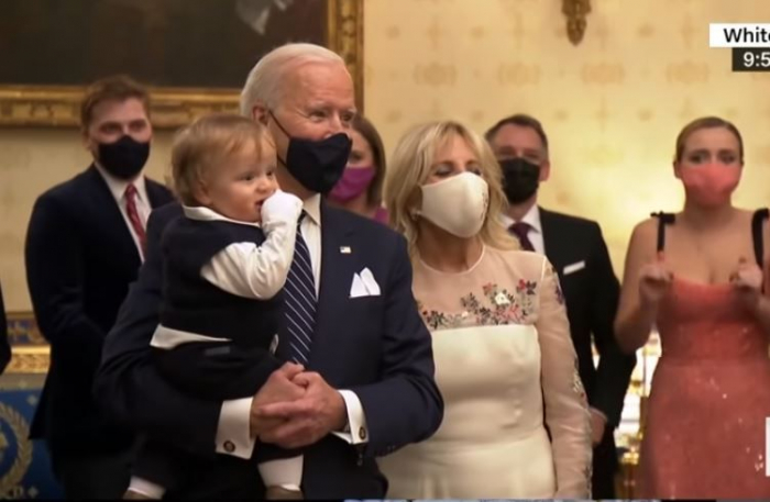 Joe Biden a dansat cu nepotul in brate la concertul de inaugurare ...