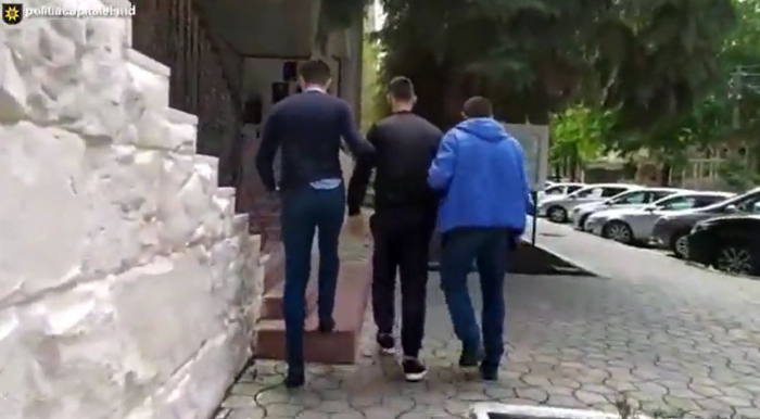 Fiind beat crita, a furat o masina parcata langa o biserica din orasul ...