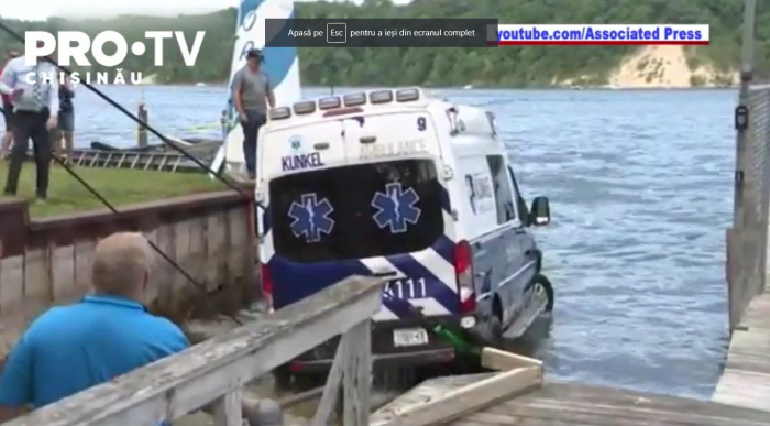O ambulanta furata a plonjat in apa, dupa ce soferul a fugit peste 160 ... O ambulanta furata a plonjat in apa, dupa ce soferul a fugit peste 160 ...