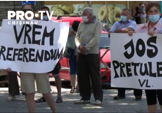 Mai multi localnici din comuna Dancu, Hincesti, au protestat in fata ...