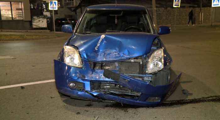 Doua masini s-au lovit puternic la o intersectie din centrul capitalei ...