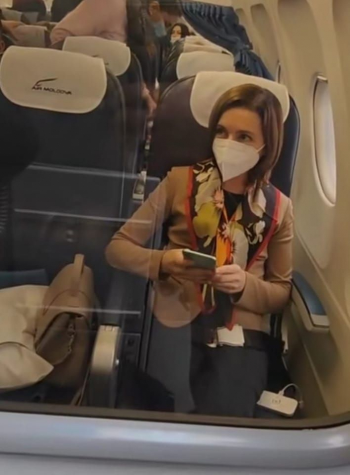 Presedintele tarii, Maia Sandu, surprinsa intr-un avion de cursa ...