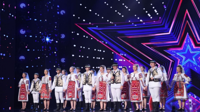 Grupul folcloric Mugurasul, reprezentatie spectaculoasa de dans popular ...