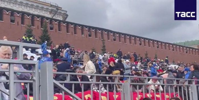 Sute de oameni au inceput sa se adune in Piata Rosie din Moscova - VIDEO