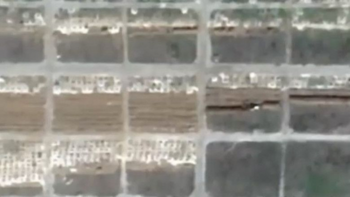 Rusii sapa gropi comune pentru mii de cadavre in Mariupol. Imaginile ... Rusii sapa gropi comune pentru mii de cadavre in Mariupol. Imaginile ...