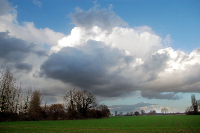 Cer noros si ploi cu descarcari electrice in nordul si centru tarii. Cum va fi vremea astazi ...