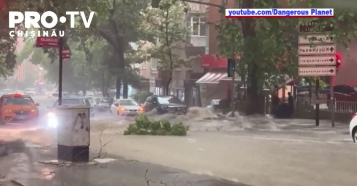 Strazile din Ankara s-au transformat in rauri, dupa un uragan ...