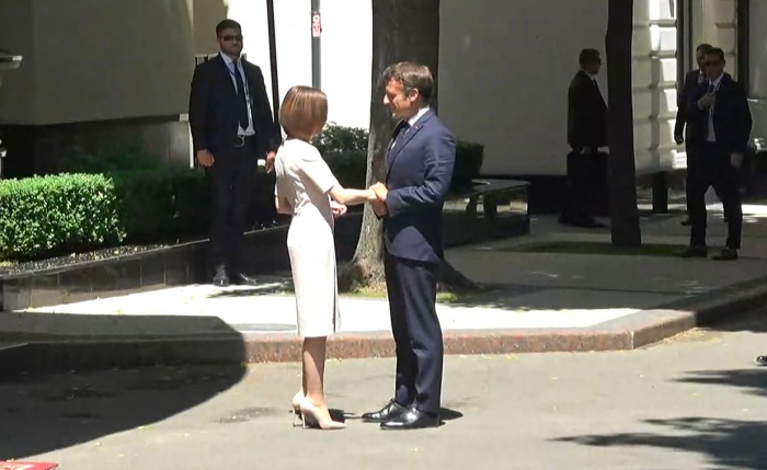Presedintele Frantei a ajuns la Resedinta de Stat. Emmanuel Macron a ... Presedintele Frantei a ajuns la Resedinta de Stat. Emmanuel Macron a ...