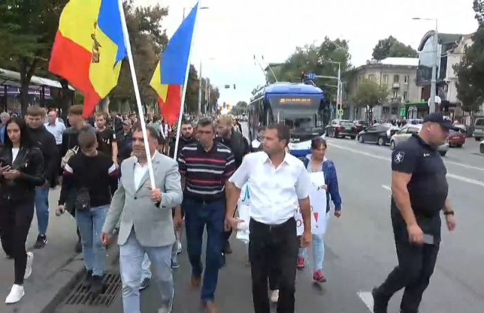 Protestatarii se indreapta spre cladirea Centrului National ...
