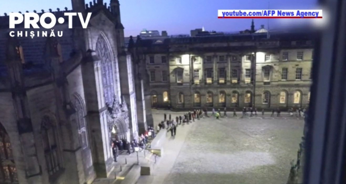 Mii de scotieni au stat la coada catedralei Saint Giles toata noaptea ...