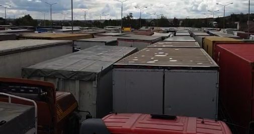 S-au format din nou cozi la vama Leuseni. Zeci de camioane asteapta sa ...