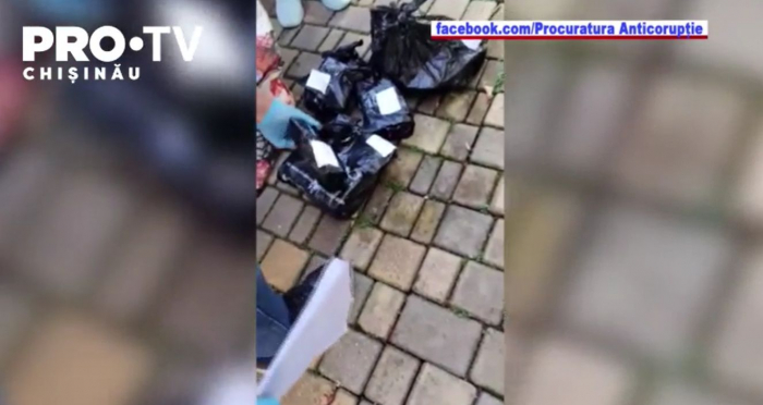 Peste patru milioane de lei au fost gasiti in cele 20 de pungi negre ...