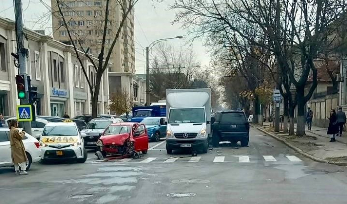 Carambol in capitala. Patru masini s-au lovit violent la o intersectie ...