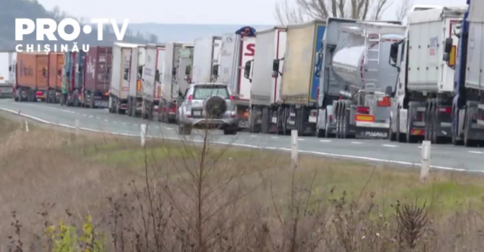 Controlul comun la vama Leuseni-Albita se lasa asteptat, iar pana ...