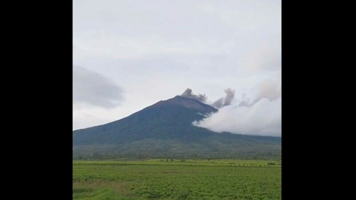 Alerta in Indonezia. Vulcanul Kerinci de pe insula Sumatra a intrat in ...