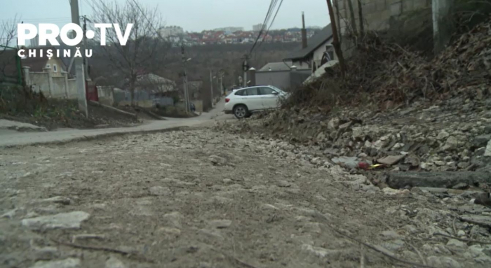 Localnicii din orasul Codru se plang de un drum ce a fost avariat dupa ...