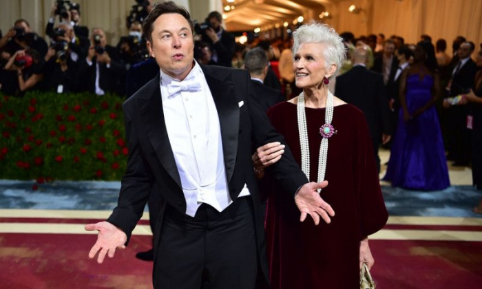 Mama lui Elon Musk, spectaculoasa la 74 de ani, intr-o tinuta super ...