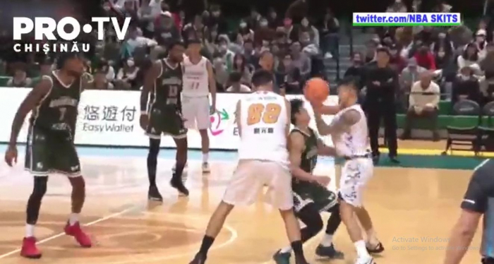 Bataie pe un teren de baschet. 12 jucatori au fost eliminati, printre ...