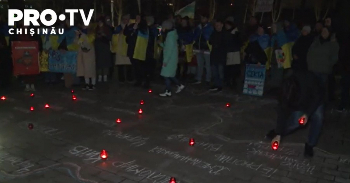 Drapelul ucrainean adus in fata Parlamentului Republicii Moldova ...