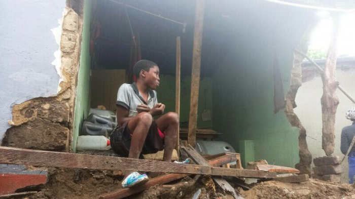 Peste 200 de persoane si-au pierdut viata in inundatiile si alunecarile ...