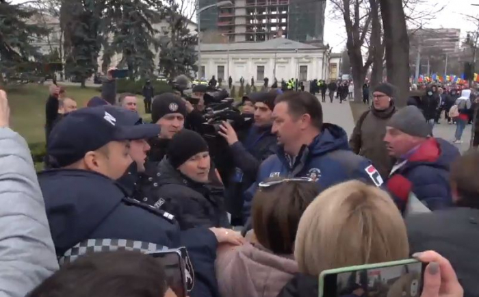 Altercatii in timpul protestului. Mai multe persoane au incercat sa ... Altercatii in timpul protestului. Mai multe persoane au incercat sa ...