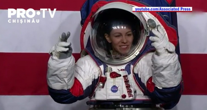 Cum arata noile costume pentru astronauti din misiunile lunare Artemis ...