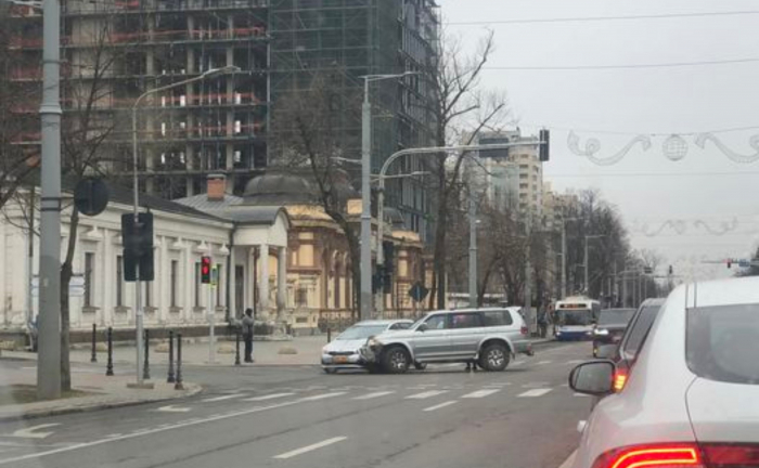 Accident matinal in centrul capitalei. Doua masini - avariate, dupa ce ...