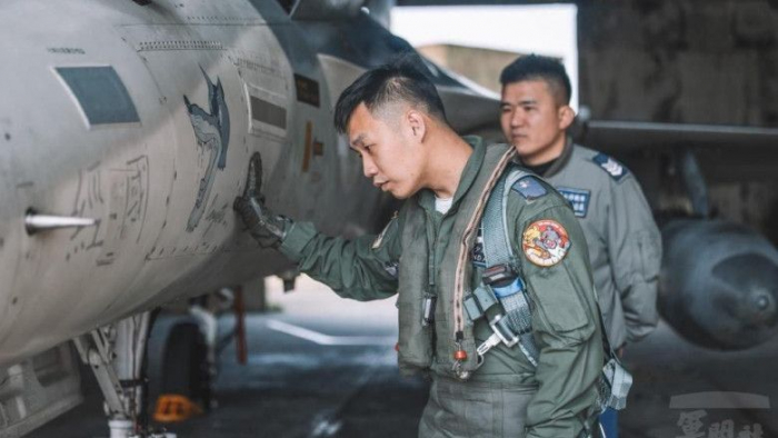 Cum il troleaza pilotii taiwanezi pe Xi Jinping. De la ce i se trage ...